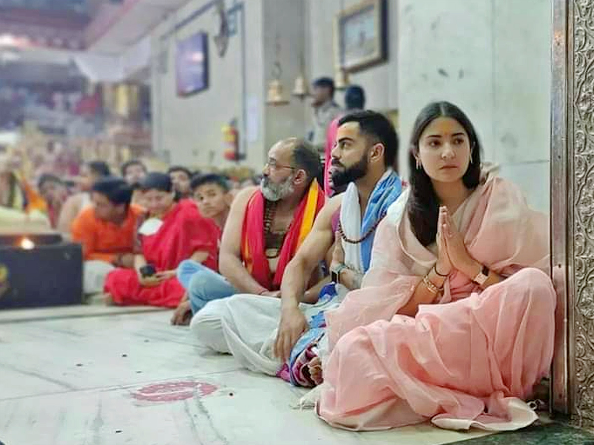 Anushka Sharma, Virat Kohli visit Mahakaleshwar Temple in Ujjain Photos Goes Viral - Sakshi